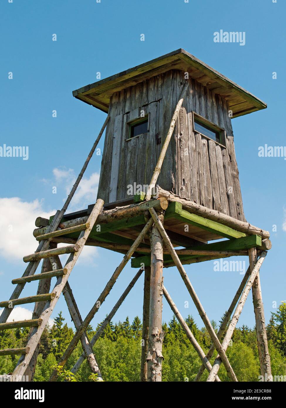 Wooden hunters high seat hi-res stock photography and images - Alamy