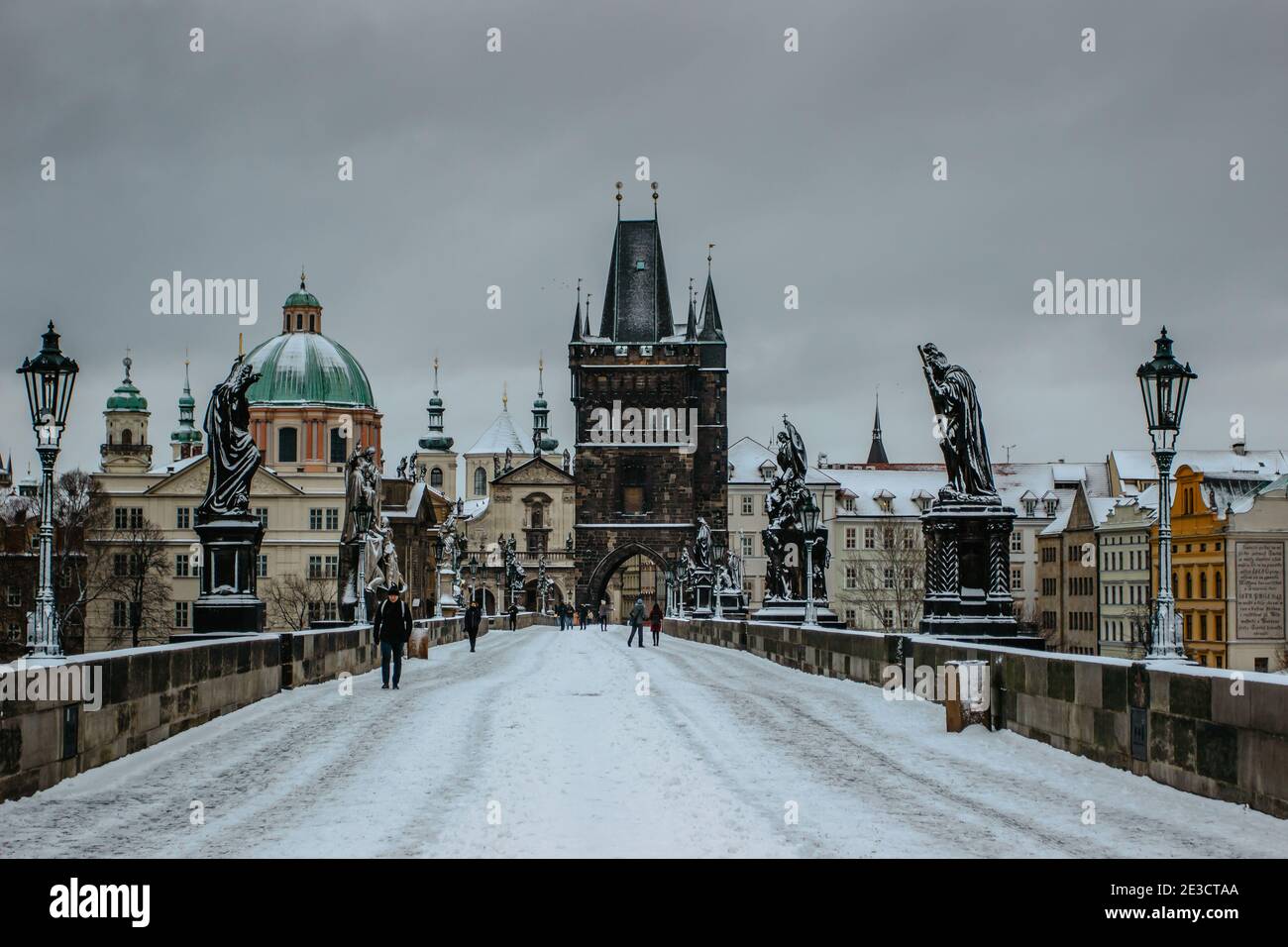 Winter prague charles bridge snow hi-res stock photography and images ...