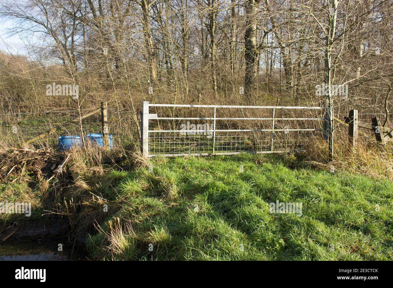 Farm pasture metal fence gate hi-res stock photography and images - Alamy