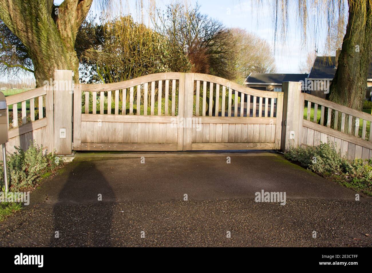 Wooden boundary gate closed hi-res stock photography and images - Alamy