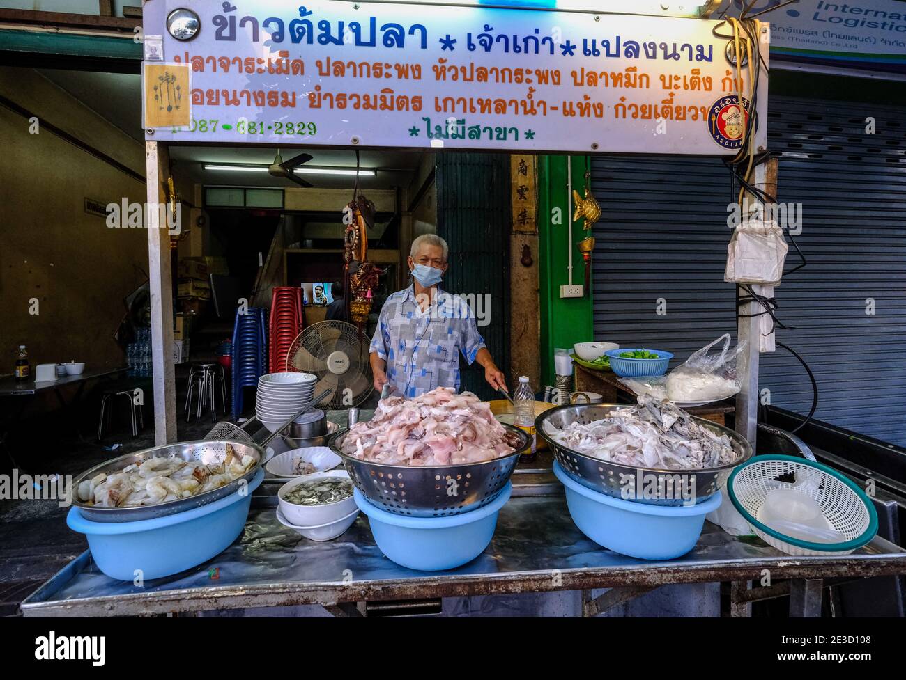 Food stands thailand hi-res stock photography and images - Alamy