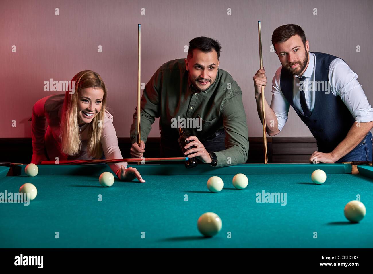 Female pool player hi-res stock photography and images - Alamy
