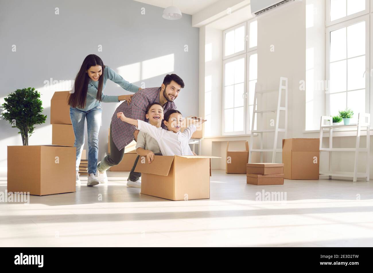Children playing in cardboard boxes hi-res stock photography and images ...