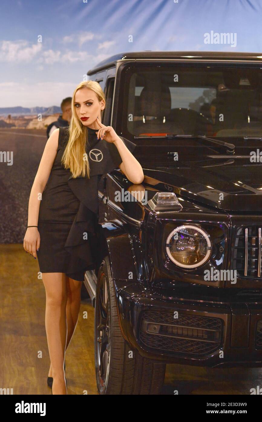 Car show hostess hi-res stock photography and images - Alamy