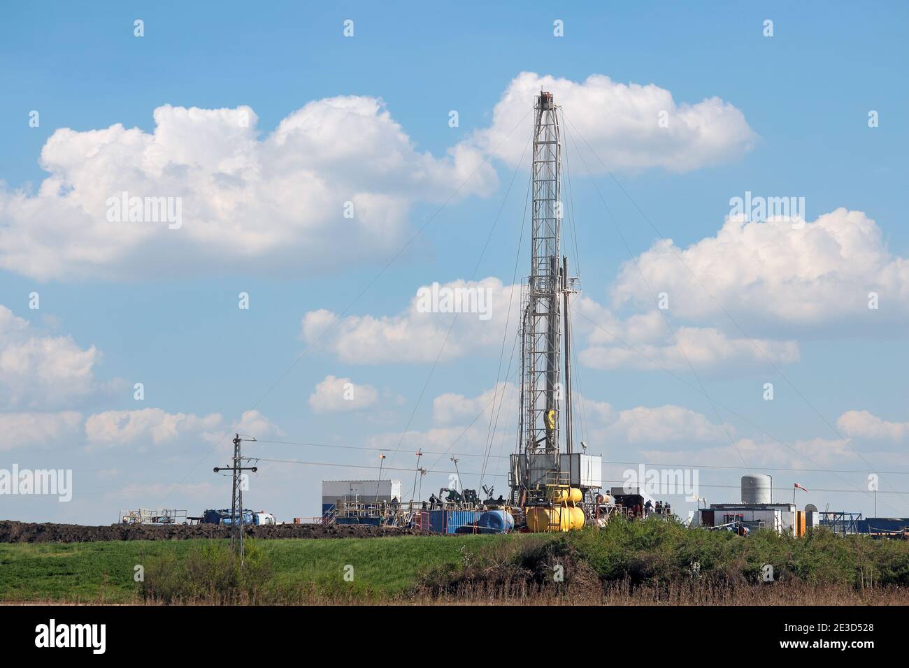 Drilling rig land hi-res stock photography and images - Alamy