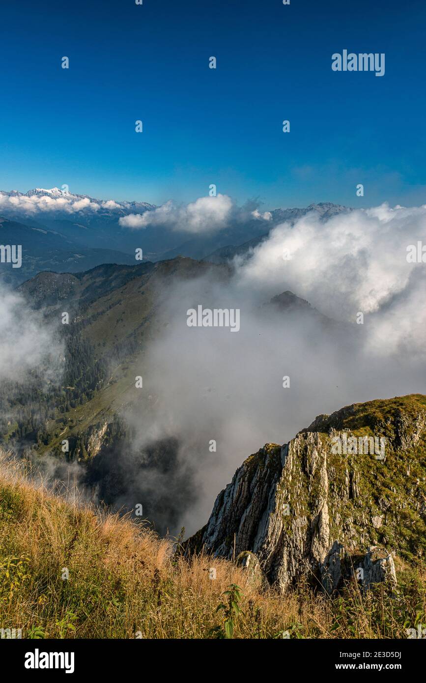Sentiero montagna estate hi-res stock photography and images - Alamy