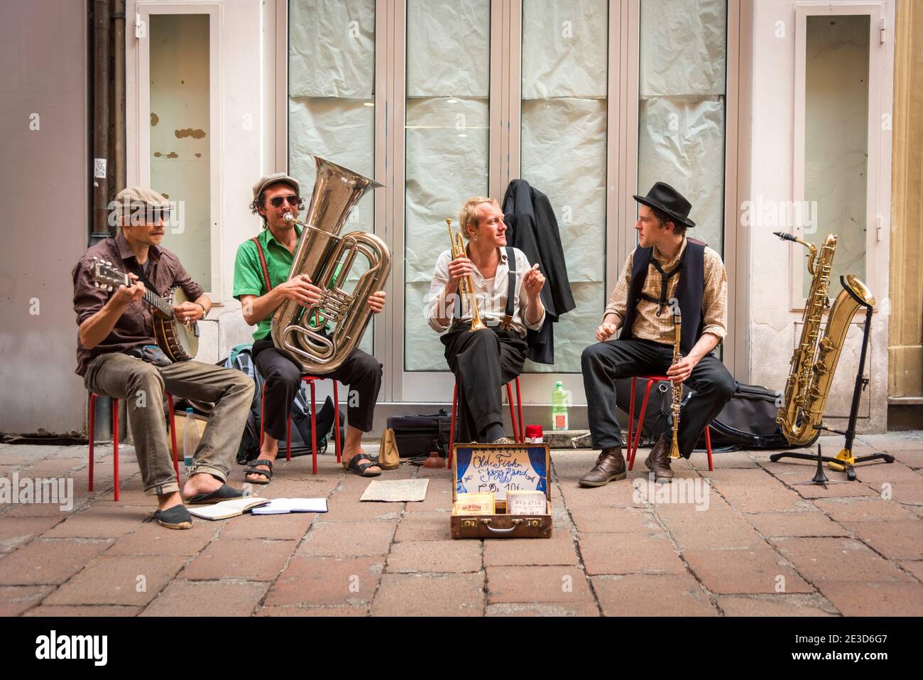 Band busking hi-res stock photography and images - Alamy