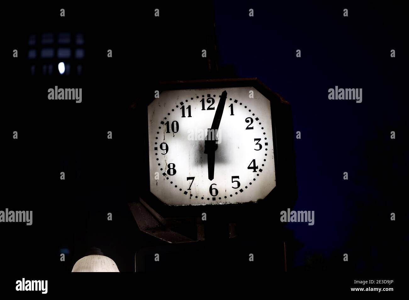 6pm clock hi-res stock photography and images - Alamy