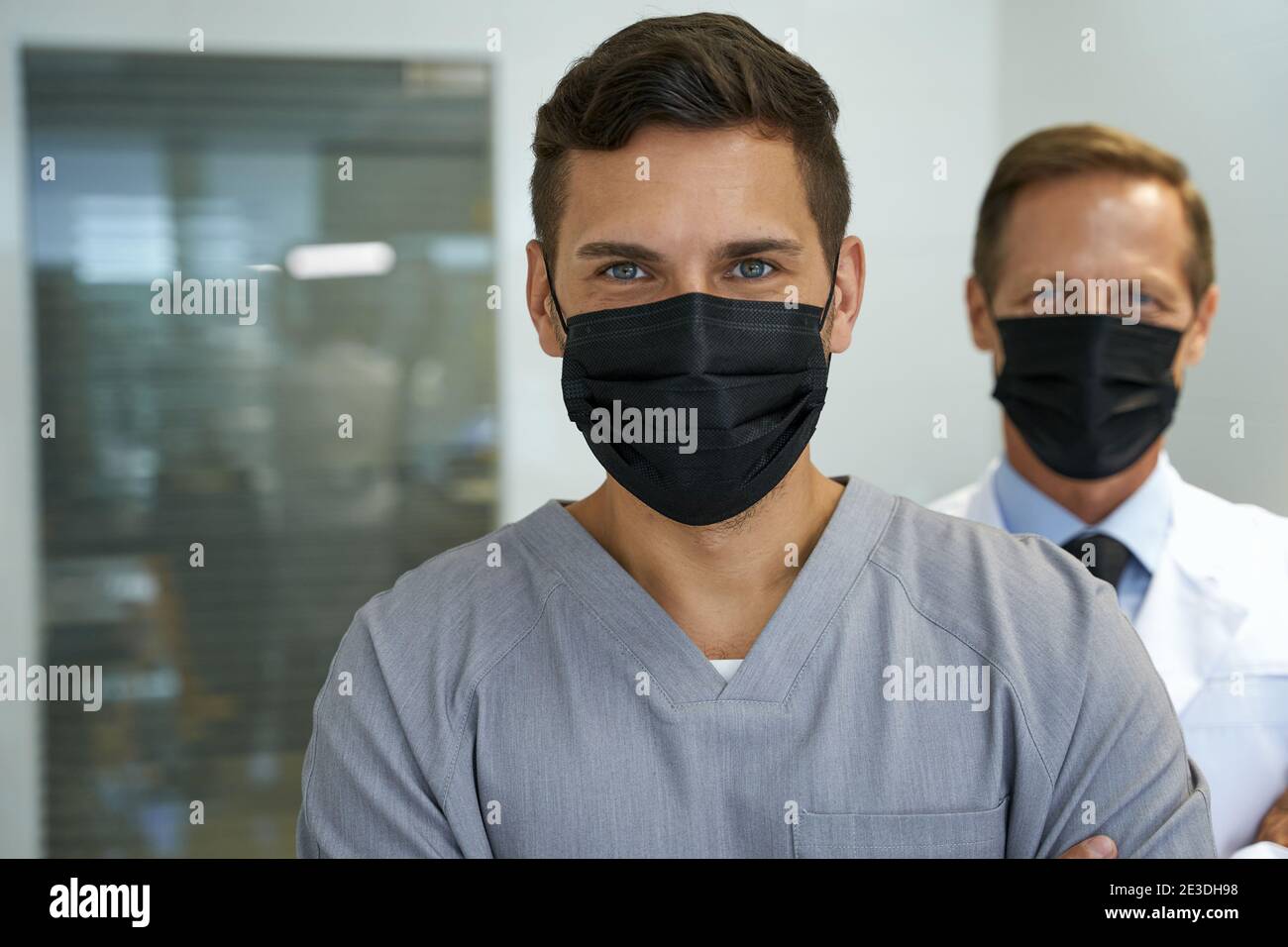 Male doctors face masks hi-res stock photography and images - Alamy