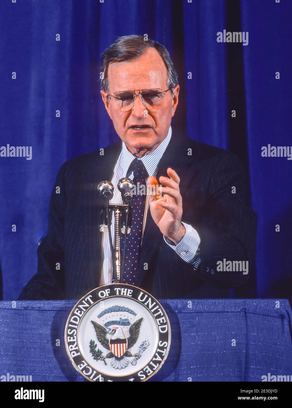 Bush speaking hi-res stock photography and images - Alamy