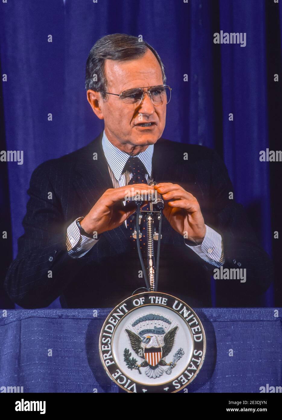 Bush 1980s hi-res stock photography and images - Alamy