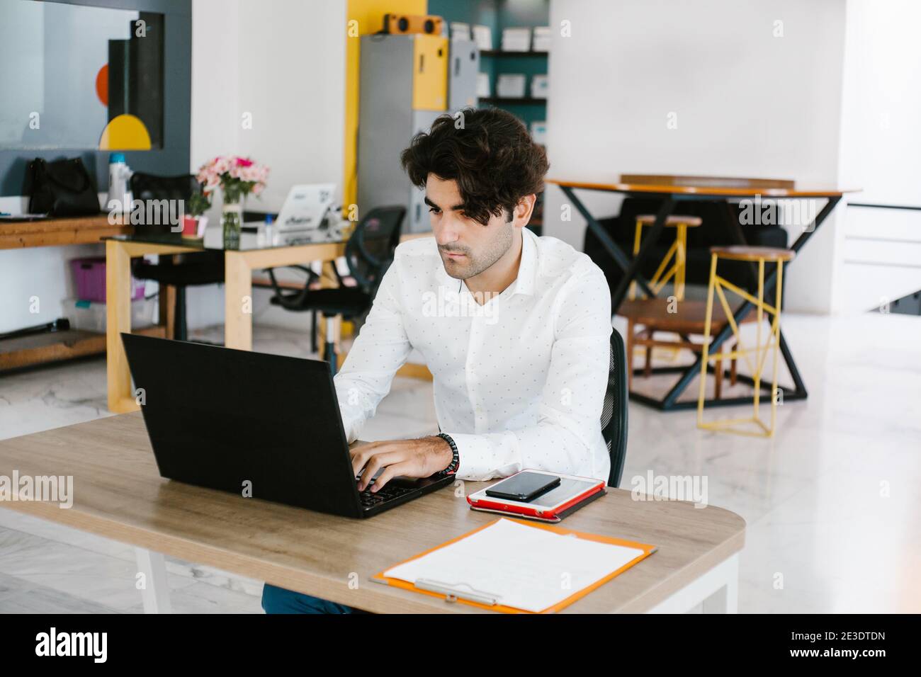 Latinx man hi-res stock photography and images - Alamy