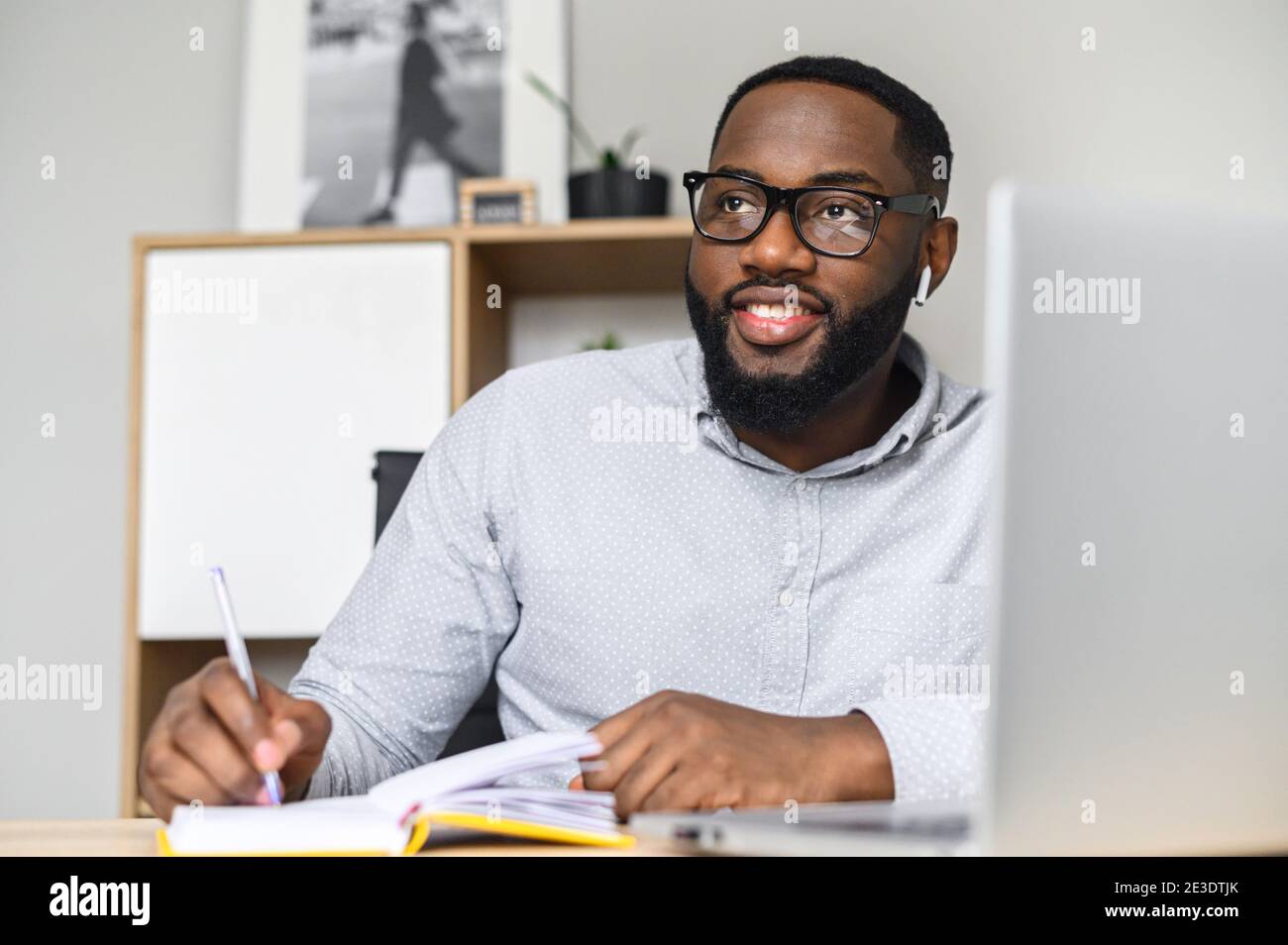 African-American man making notes in the office Stock Photo - Alamy