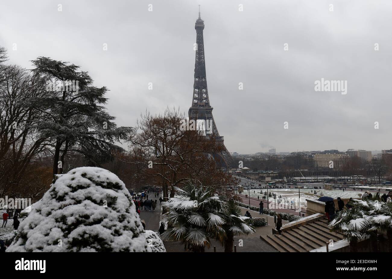 Eiffel tower under snow hi-res stock photography and images - Alamy