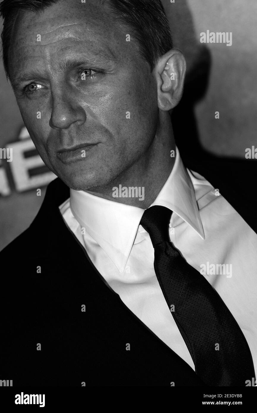 Daniel craig noir et blanc Black and White Stock Photos & Images - Alamy