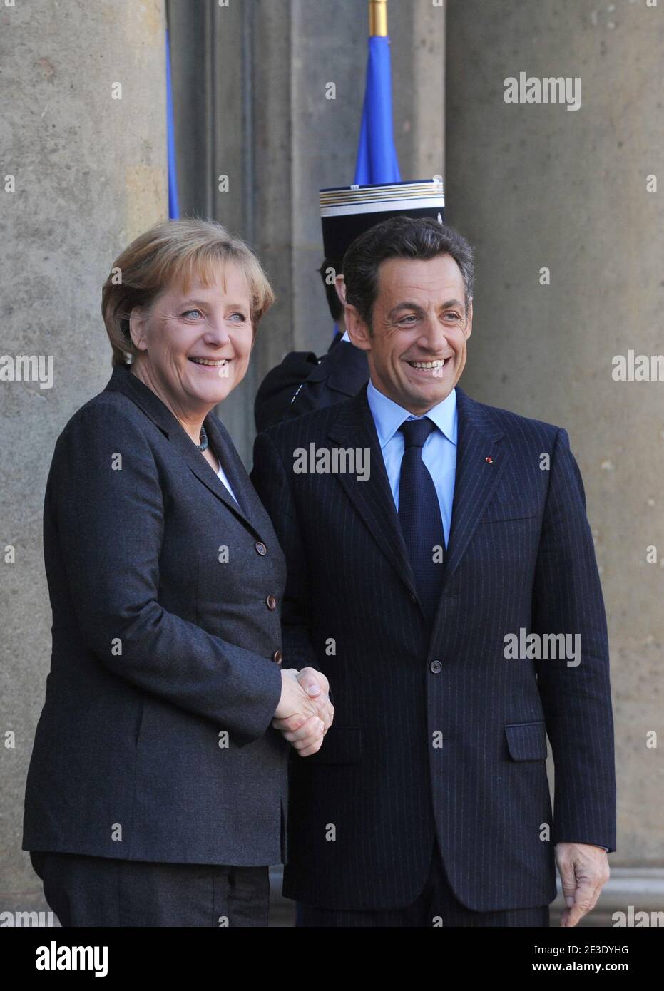 French president Nicolas Sarkozy welcomes German Chancellor Angela ...