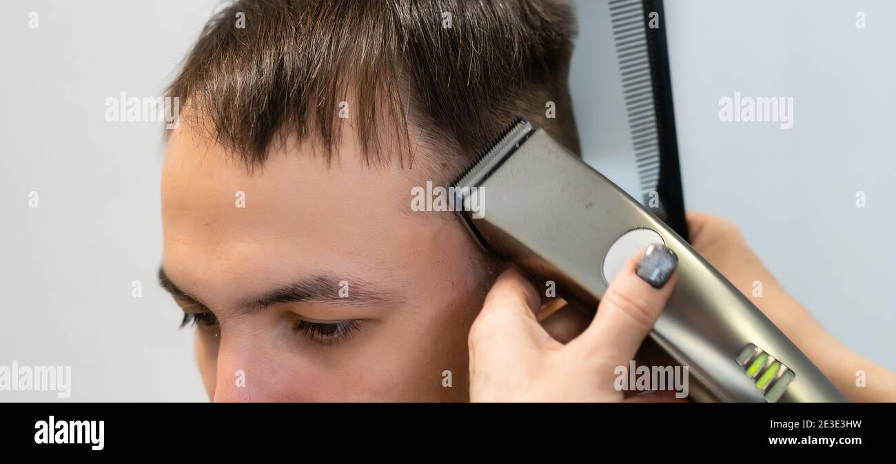 Man getting a haircut by a hairdresser Stock Photo - Alamy