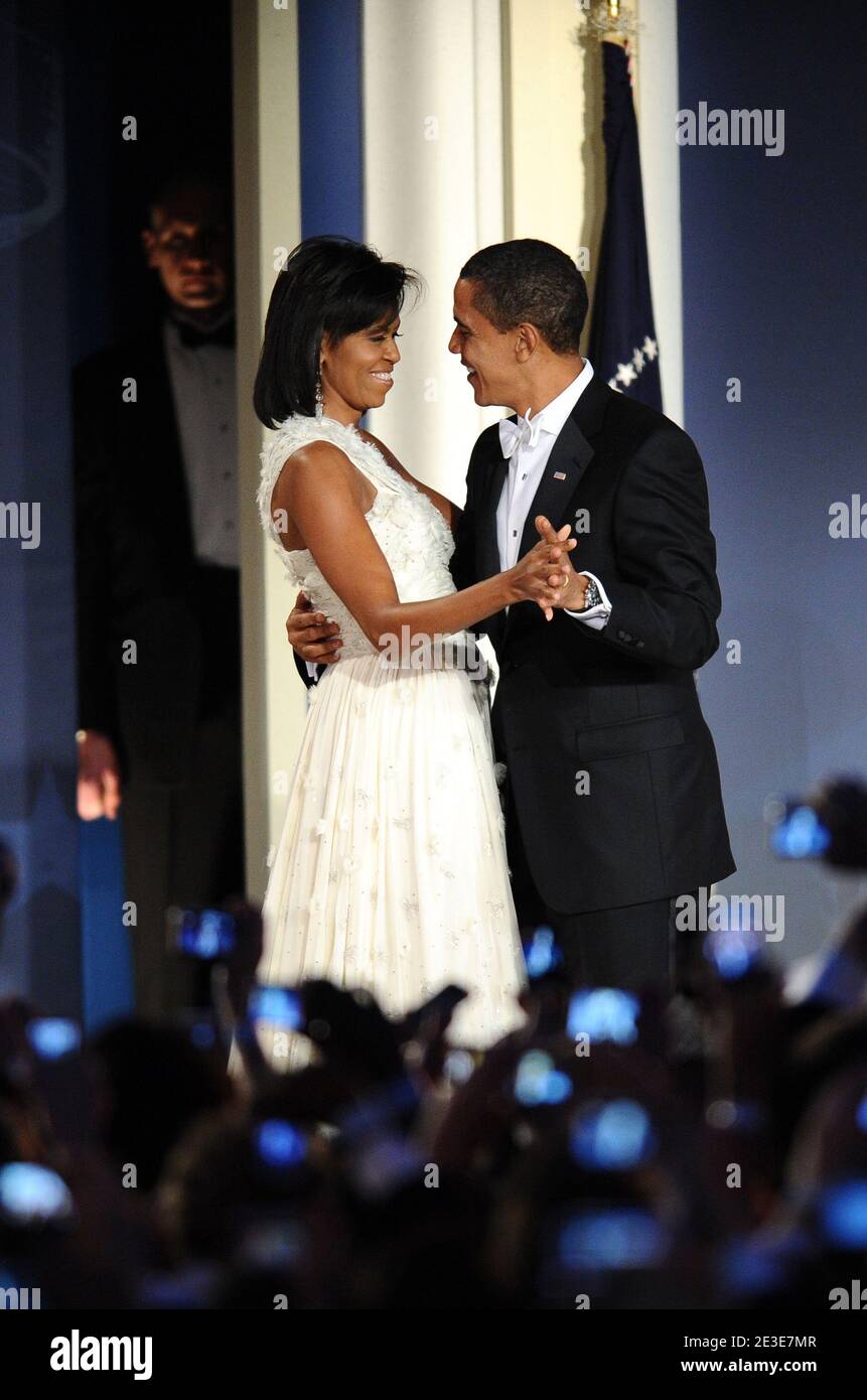 Michelle obama inaugural ball 2009 hi-res stock photography and images ...