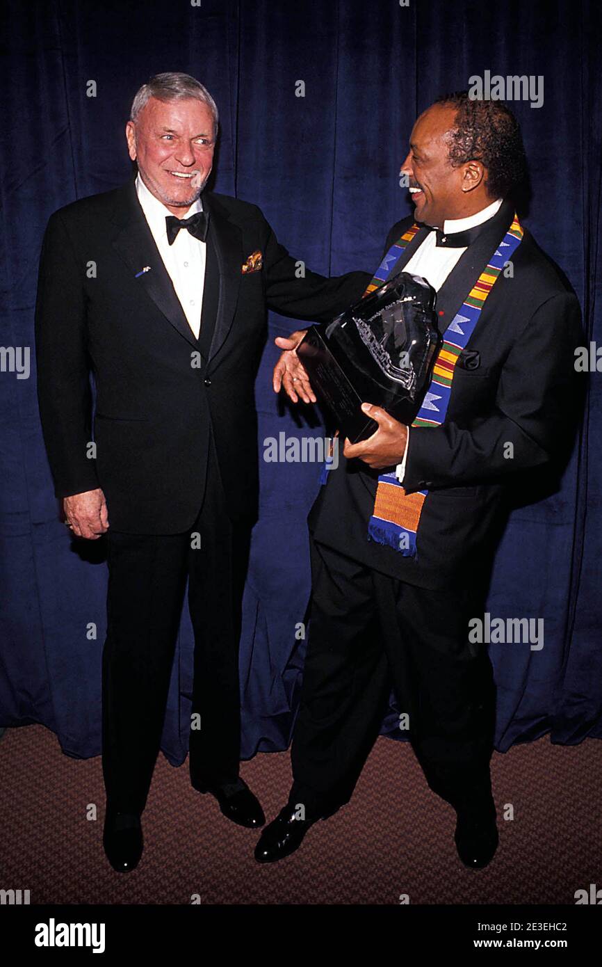 Quincy jones frank sinatra hi-res stock photography and images - Alamy