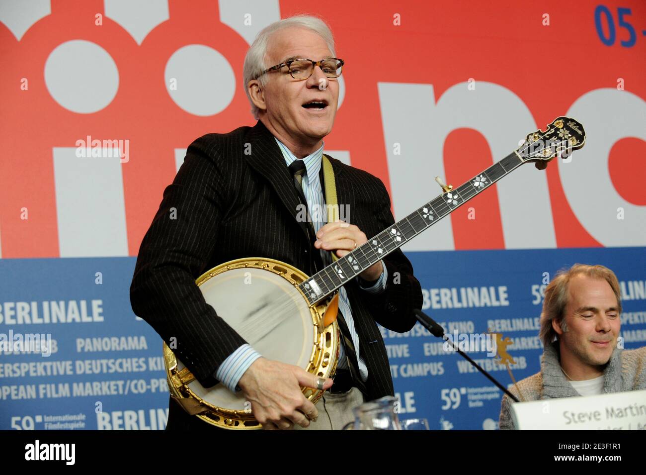 Steve Martin plays the Banjo at the press conference for 'Pink Panther ...