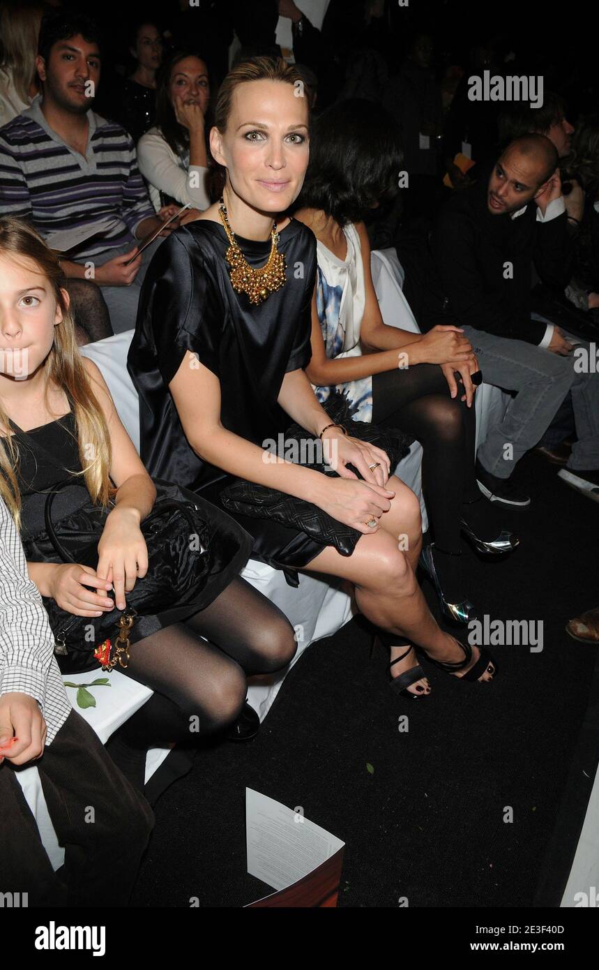 Molly sims runway hi-res stock photography and images - Alamy