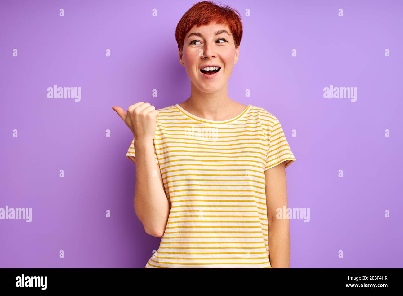 Surprised woman pointing side hi-res stock photography and images - Alamy