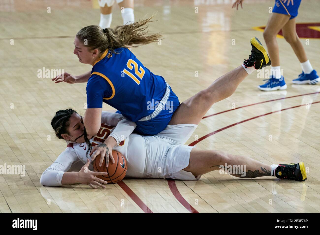 Southern California Trojans forward Alissa Pili (35) beats UC Riverside ...