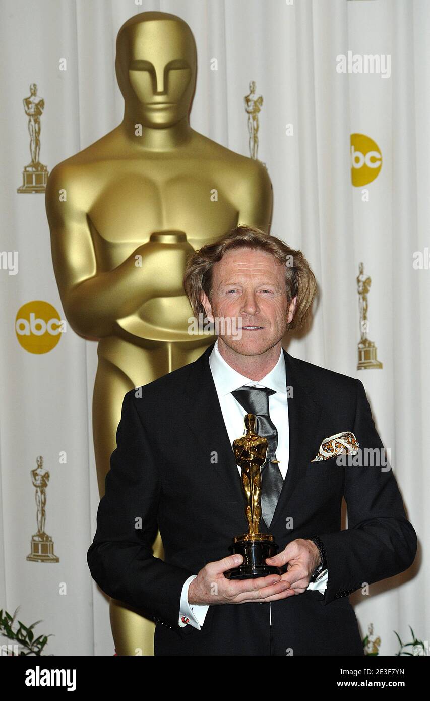 Anthony Dod Mantle with his award for Achievement in Cinematography in ...