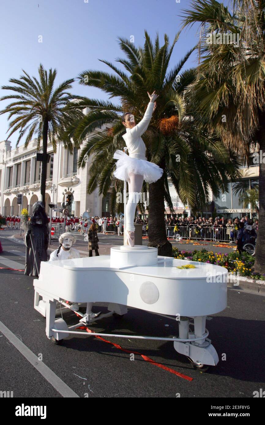 Nice floats carnival france hi-res stock photography and images - Alamy