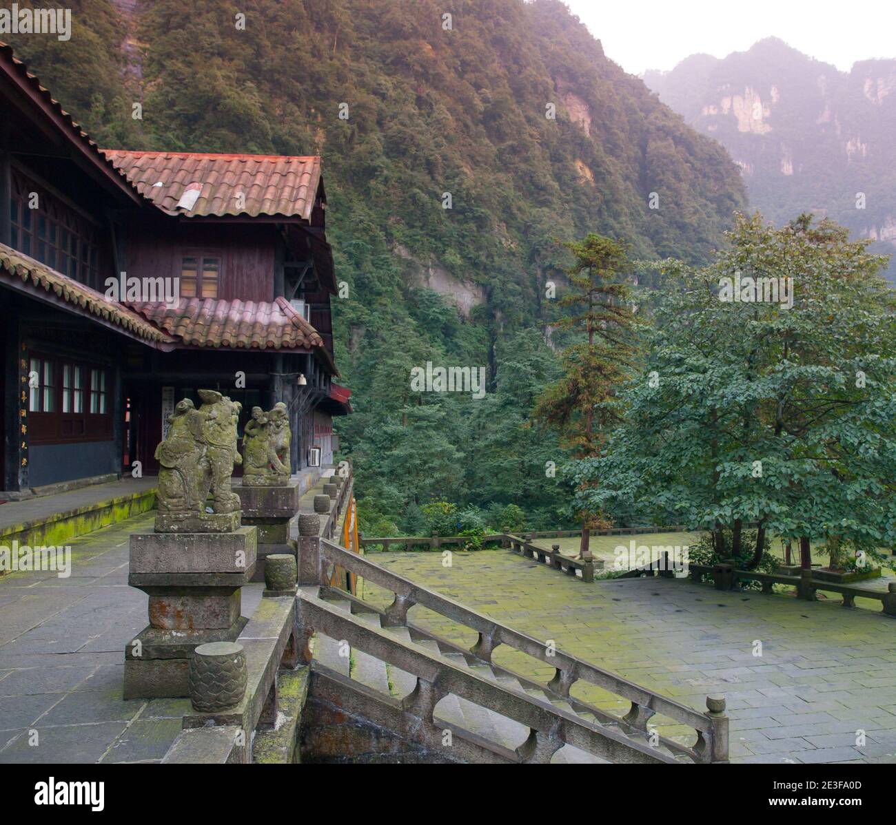Buddhist temple emei shan hi-res stock photography and images - Alamy