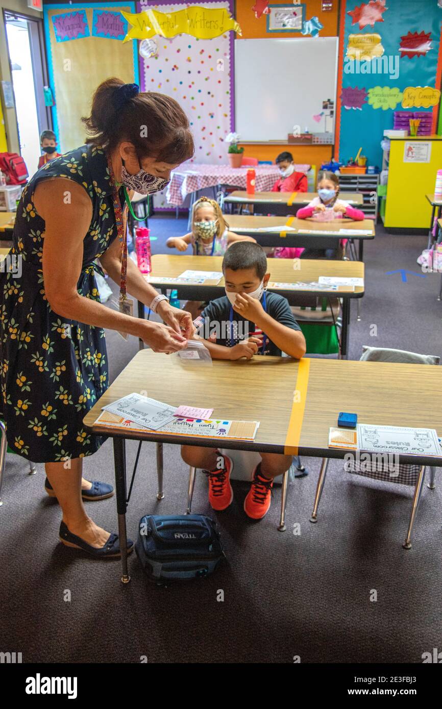 Social distance classroom hi-res stock photography and images - Alamy