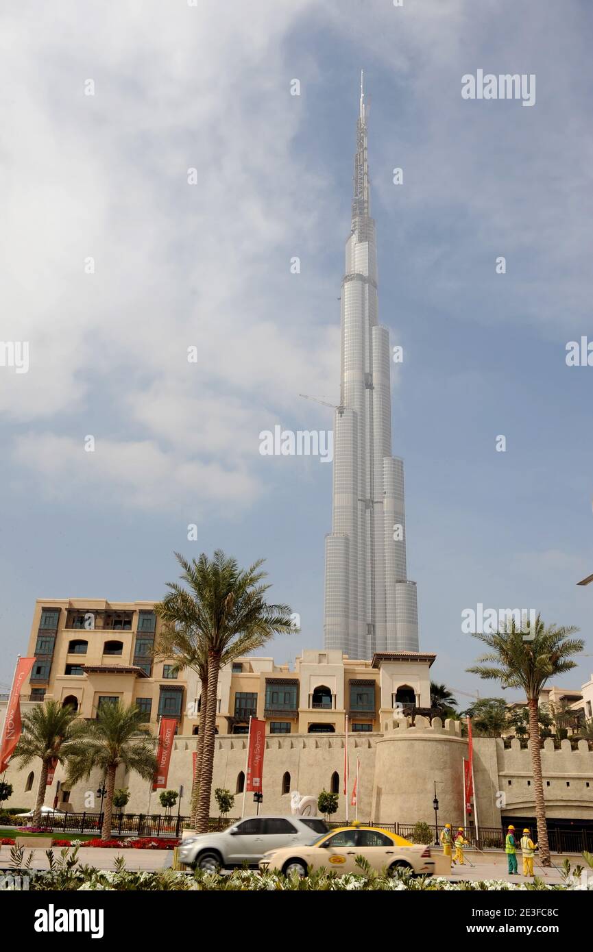 General view of the worlds tallest building the burj dubai hi-res stock ...