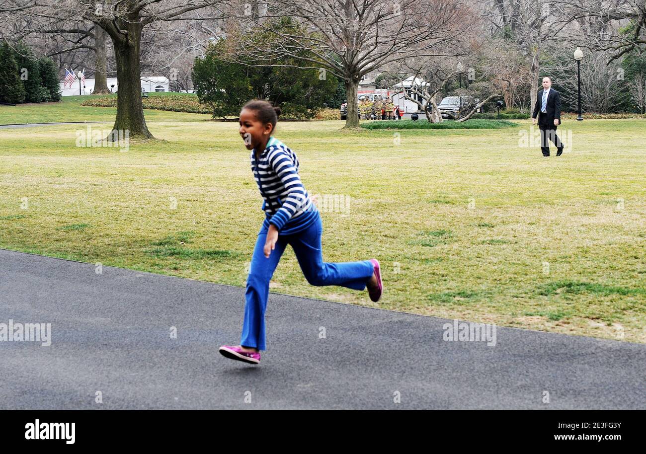 Sasha Obama runs to the White House after she stepped down from Marine ...