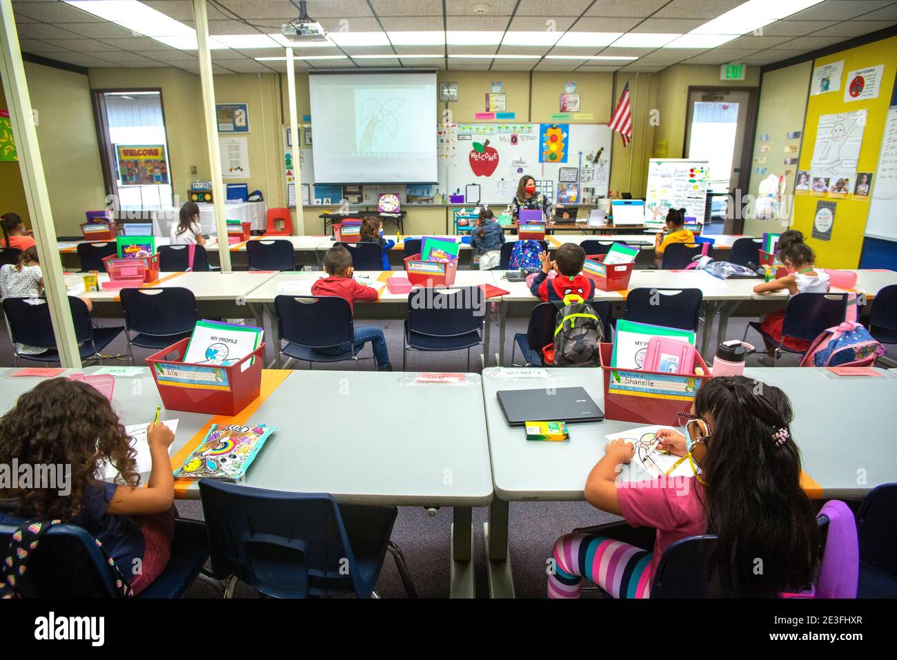 Social distance classroom hi-res stock photography and images - Alamy