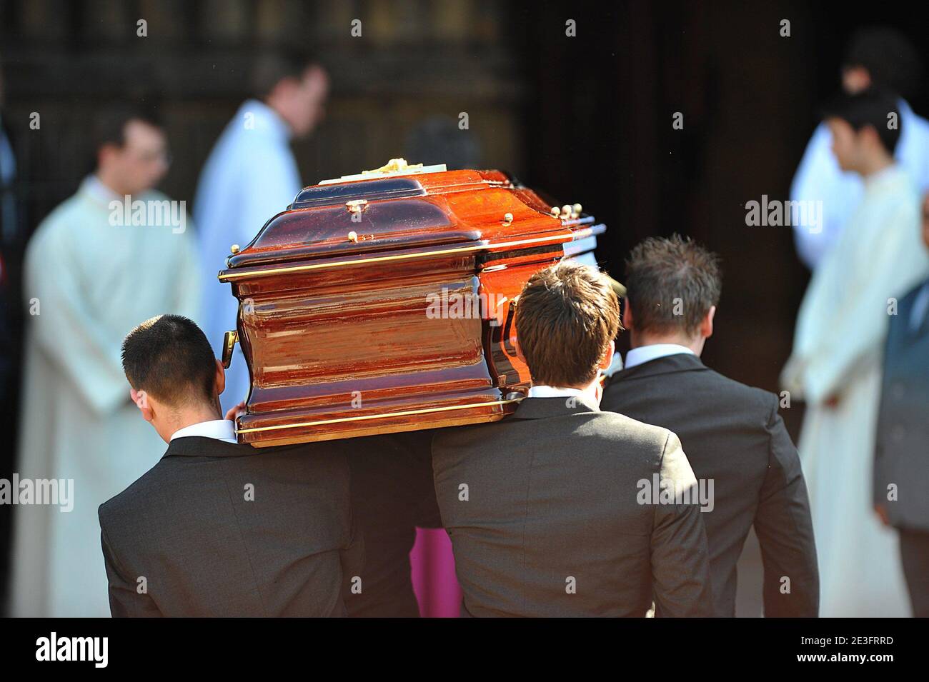 Alain Bashung's coffin is carried inside Eglise Saint-Germain-des-Pres ...