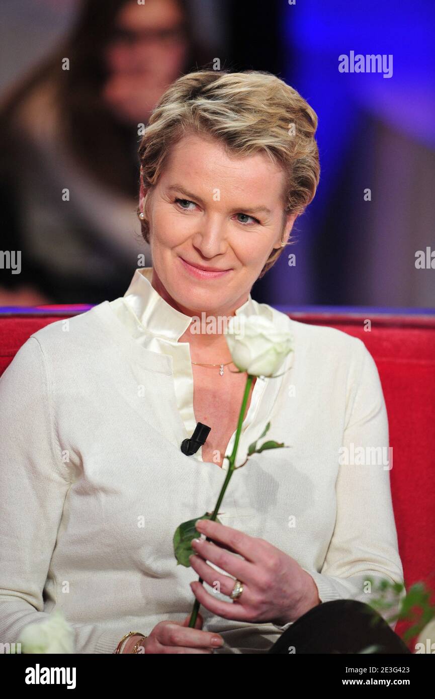 Elise Lucet lors de l'enregistrement de l'emission Vivement Dimanche a ...