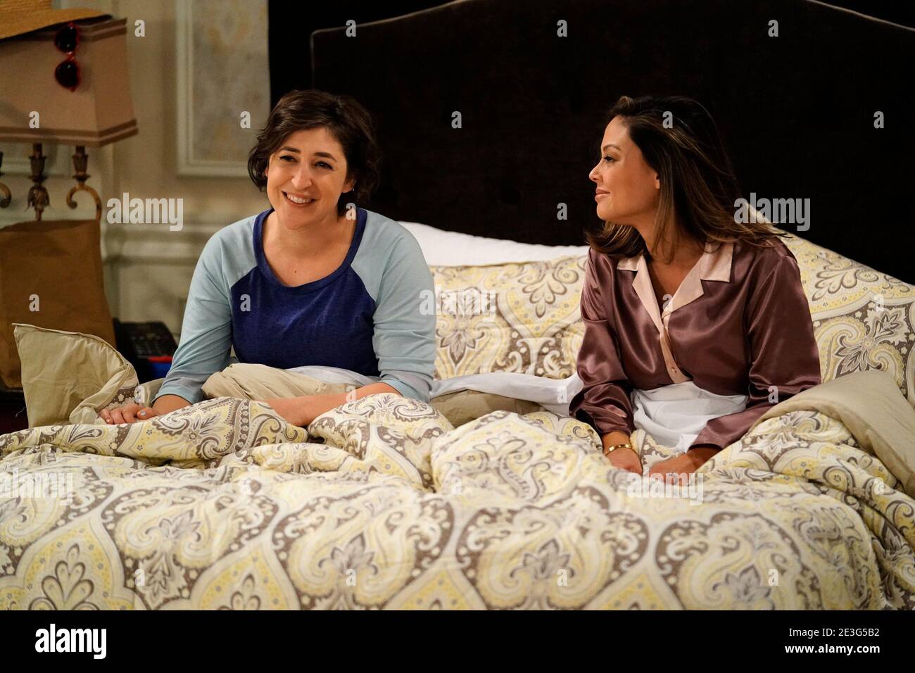 Mayim bialik call me kat hi-res stock photography and images - Alamy