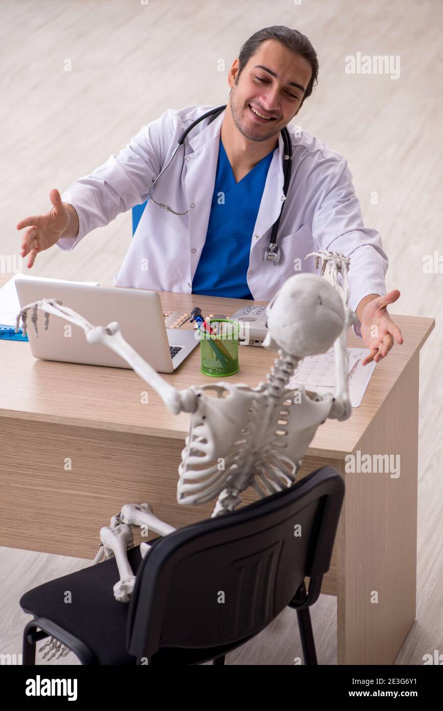 Young doctor and skeleton patient in the clinic Stock Photo - Alamy