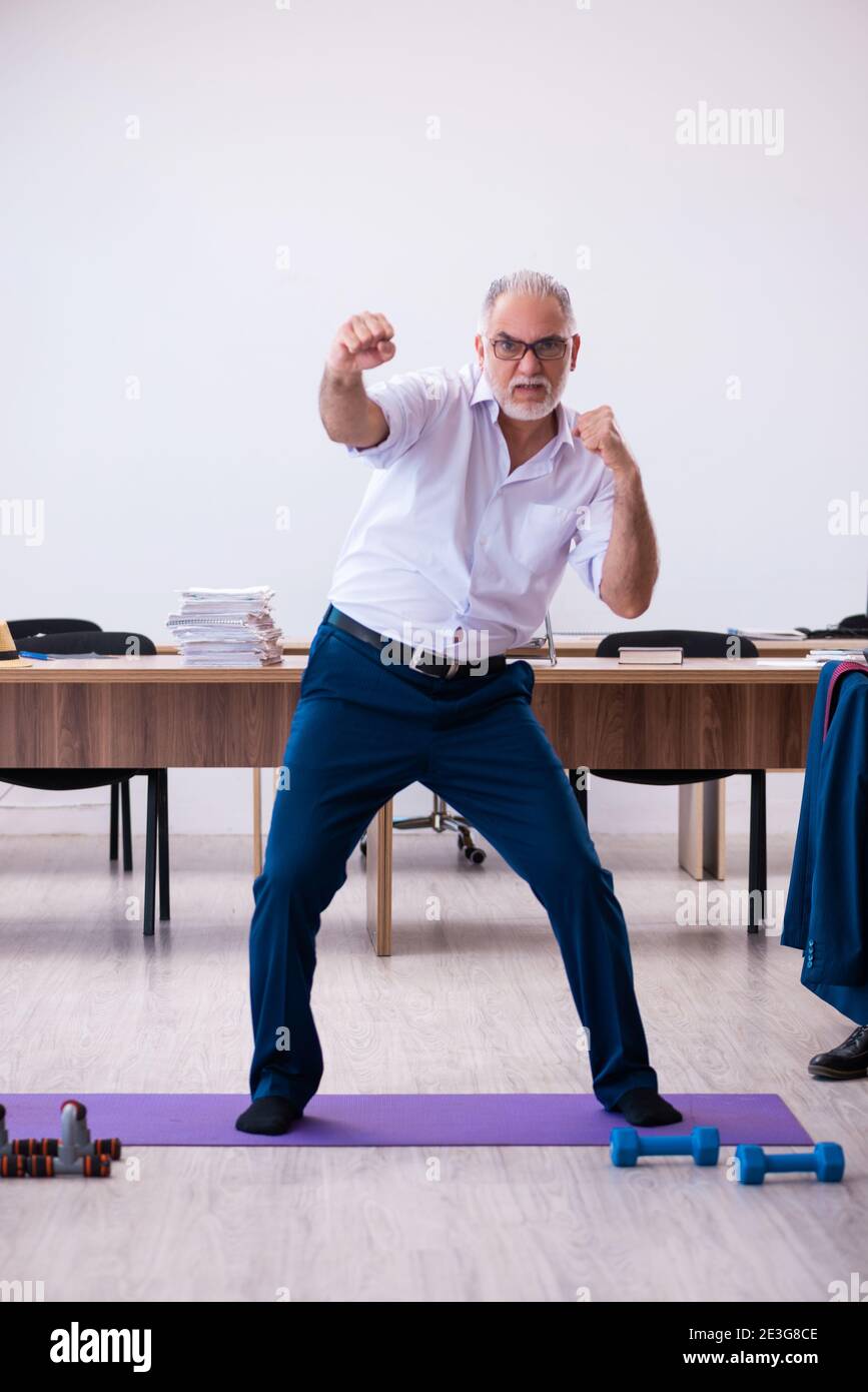 Sportive senior man doing exercises and sports in gym hi-res stock ...