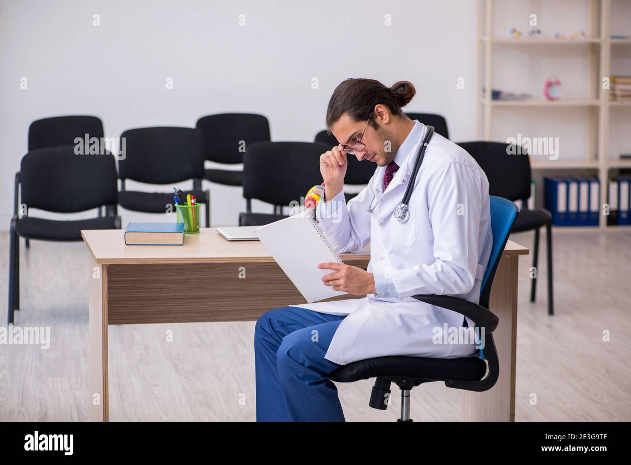 Young doctor giving seminar in the classroom Stock Photo - Alamy
