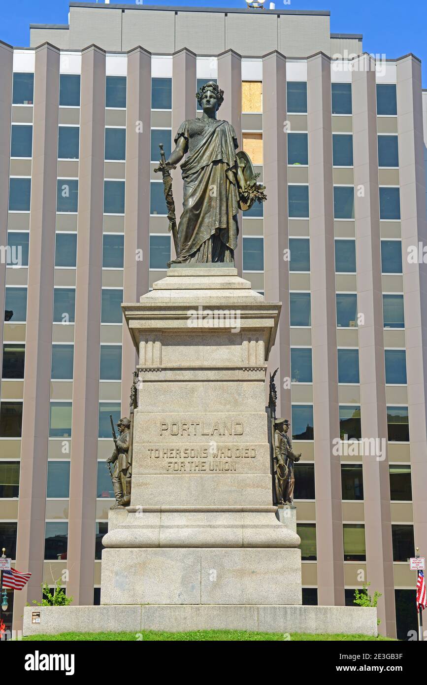 Our Lady of Victories statue on top of Portland Soldiers and Sailors ...