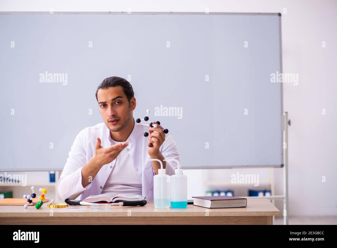 Young chemistry teacher in the classroom Stock Photo - Alamy