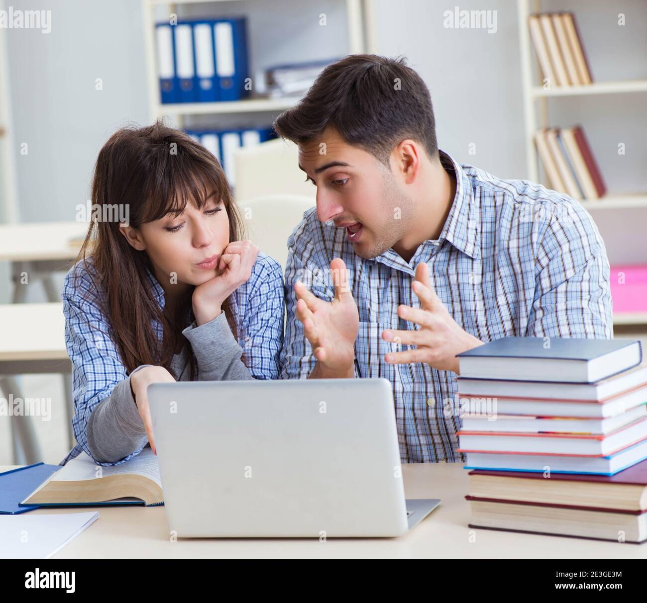 Two teen girl students arguing hi-res stock photography and images - Alamy