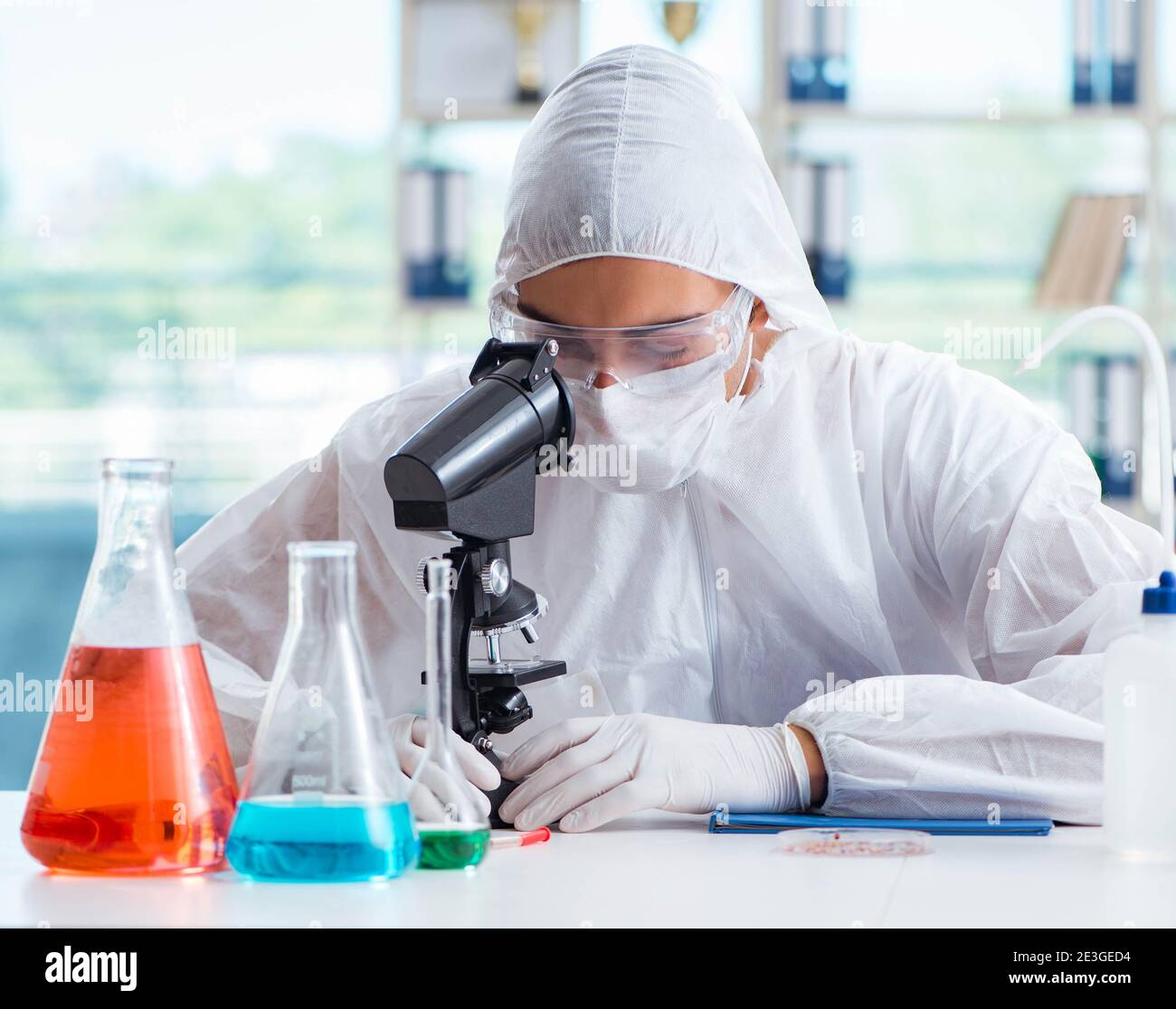The chemist working in the lab Stock Photo - Alamy