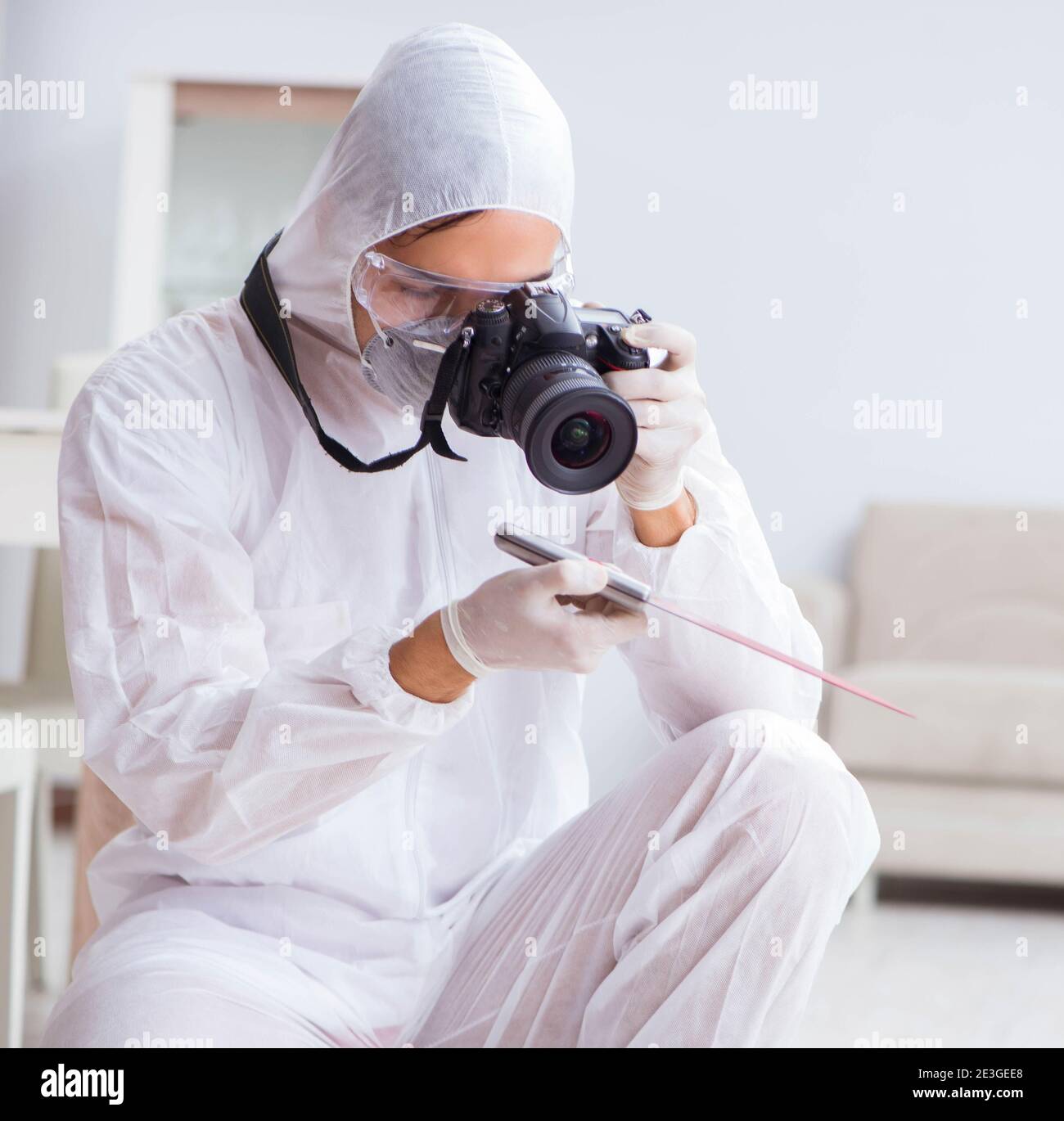 The forensic expert at crime scene doing investigation Stock Photo - Alamy