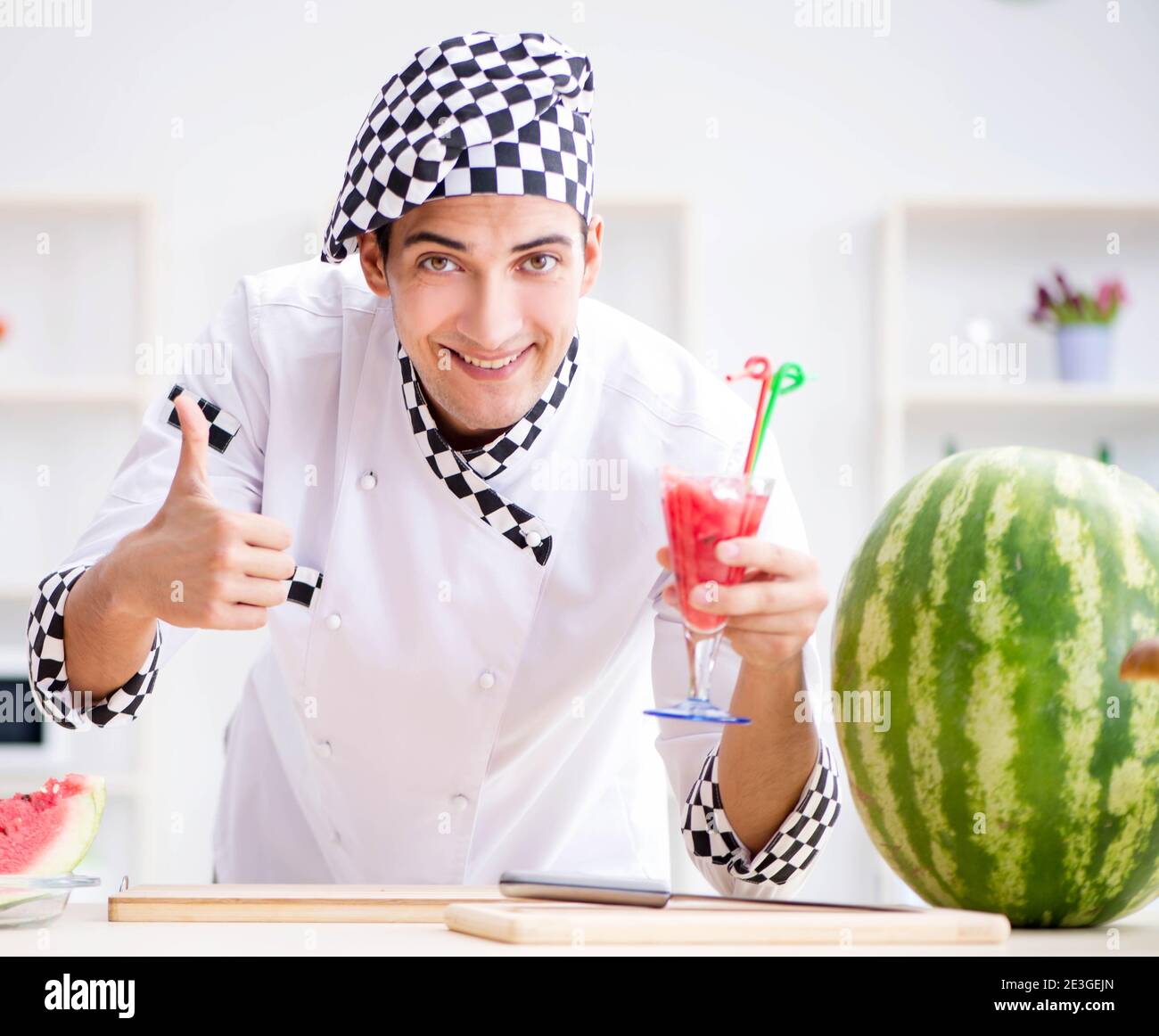 Professional chef cutting fresh watermelon hi-res stock photography and ...