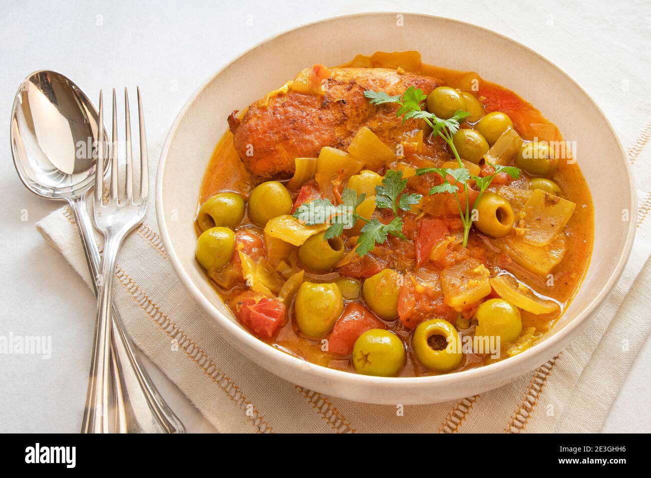 Traditional tagine plate with chicken, lemon and olive Stock Photo - Alamy