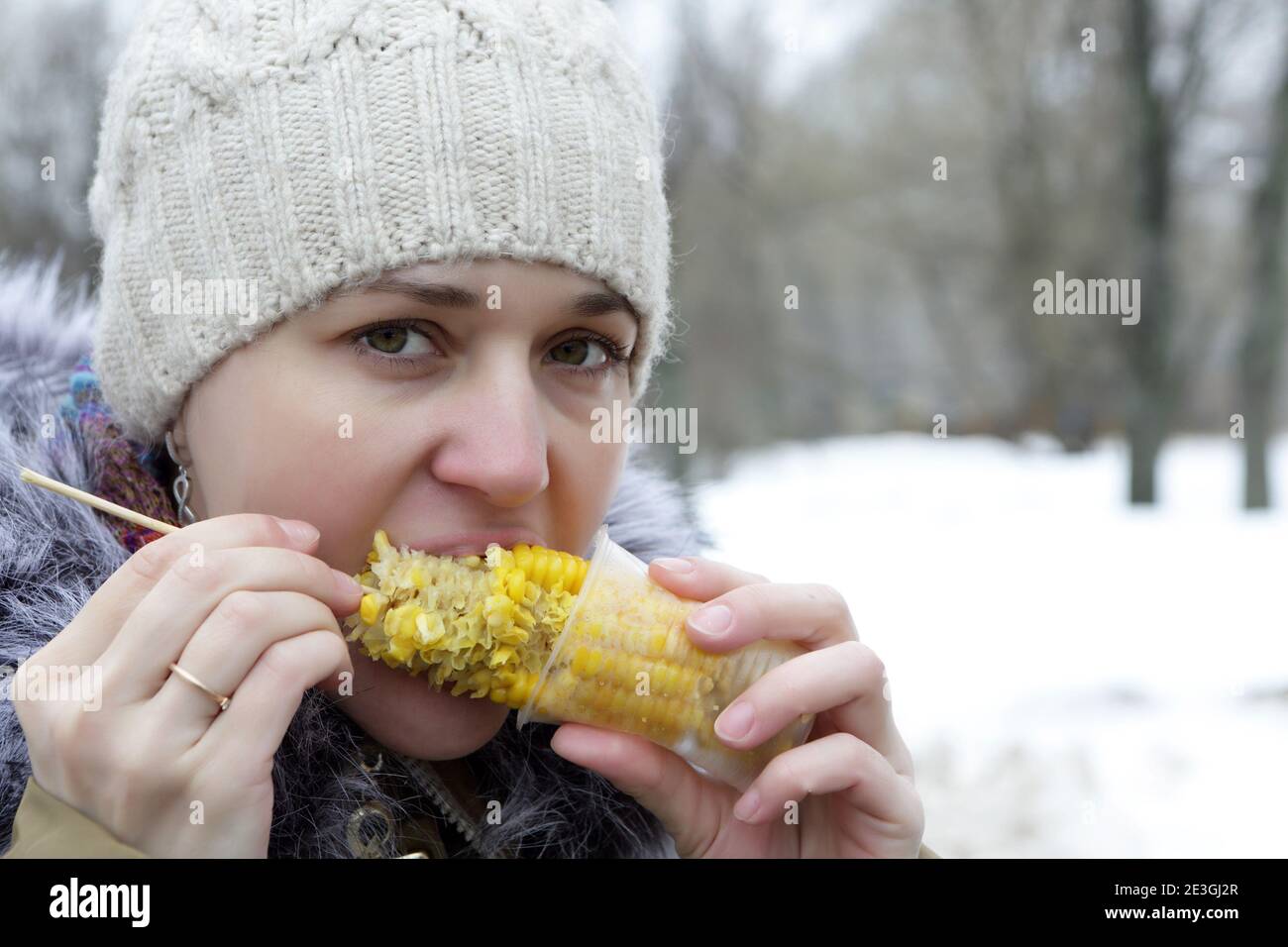 Woman corn cob outside hi-res stock photography and images - Alamy