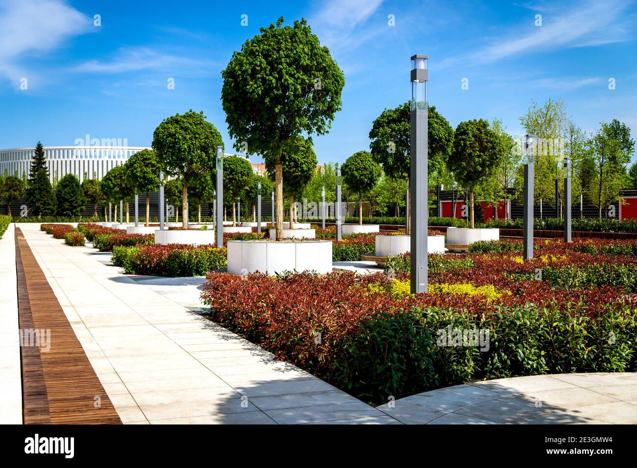Wooden Circular Garden Bench High Resolution Stock Photography and ...