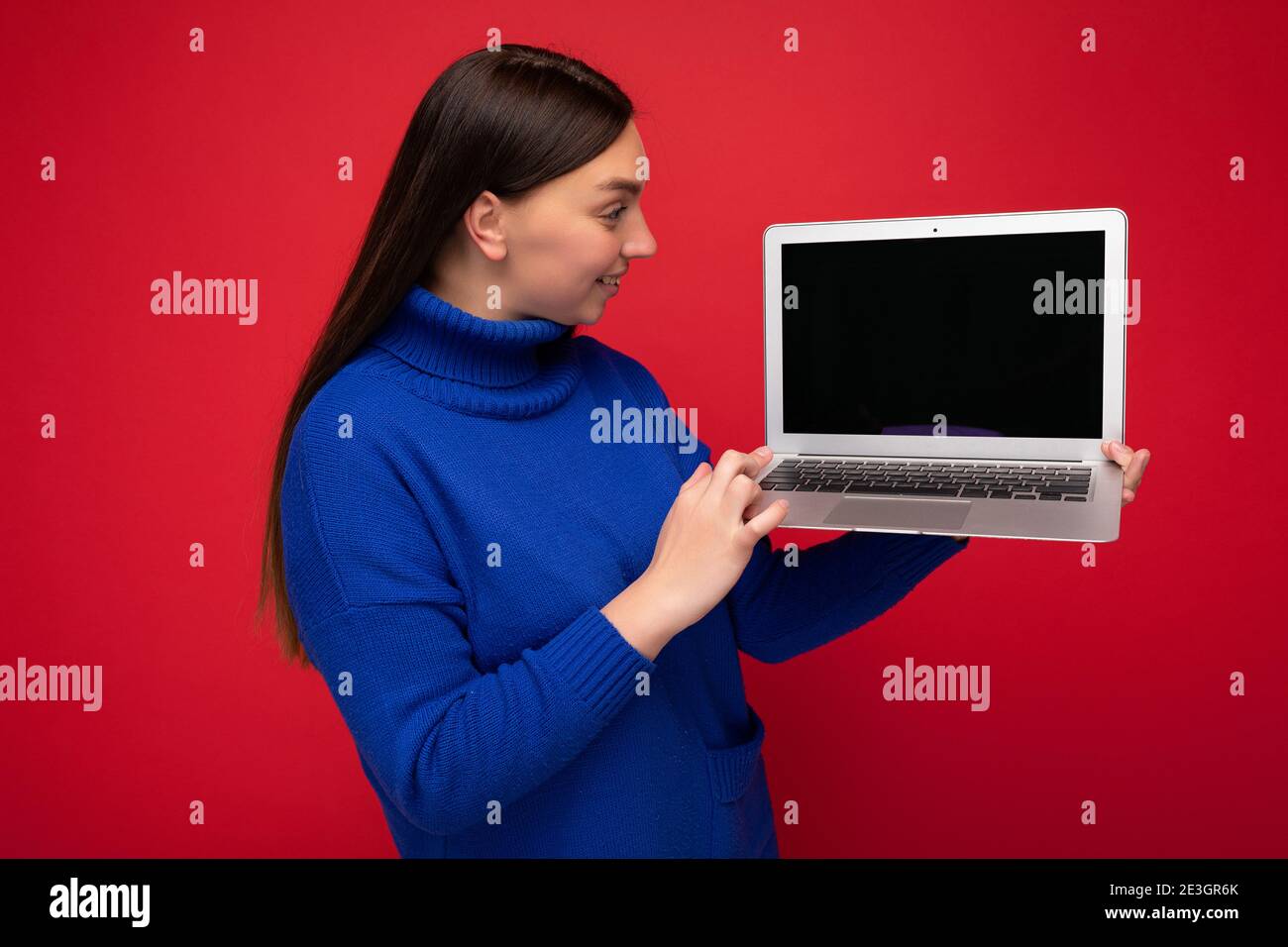 Photo shot of beautiful young brunet woman holding computer laptop ...